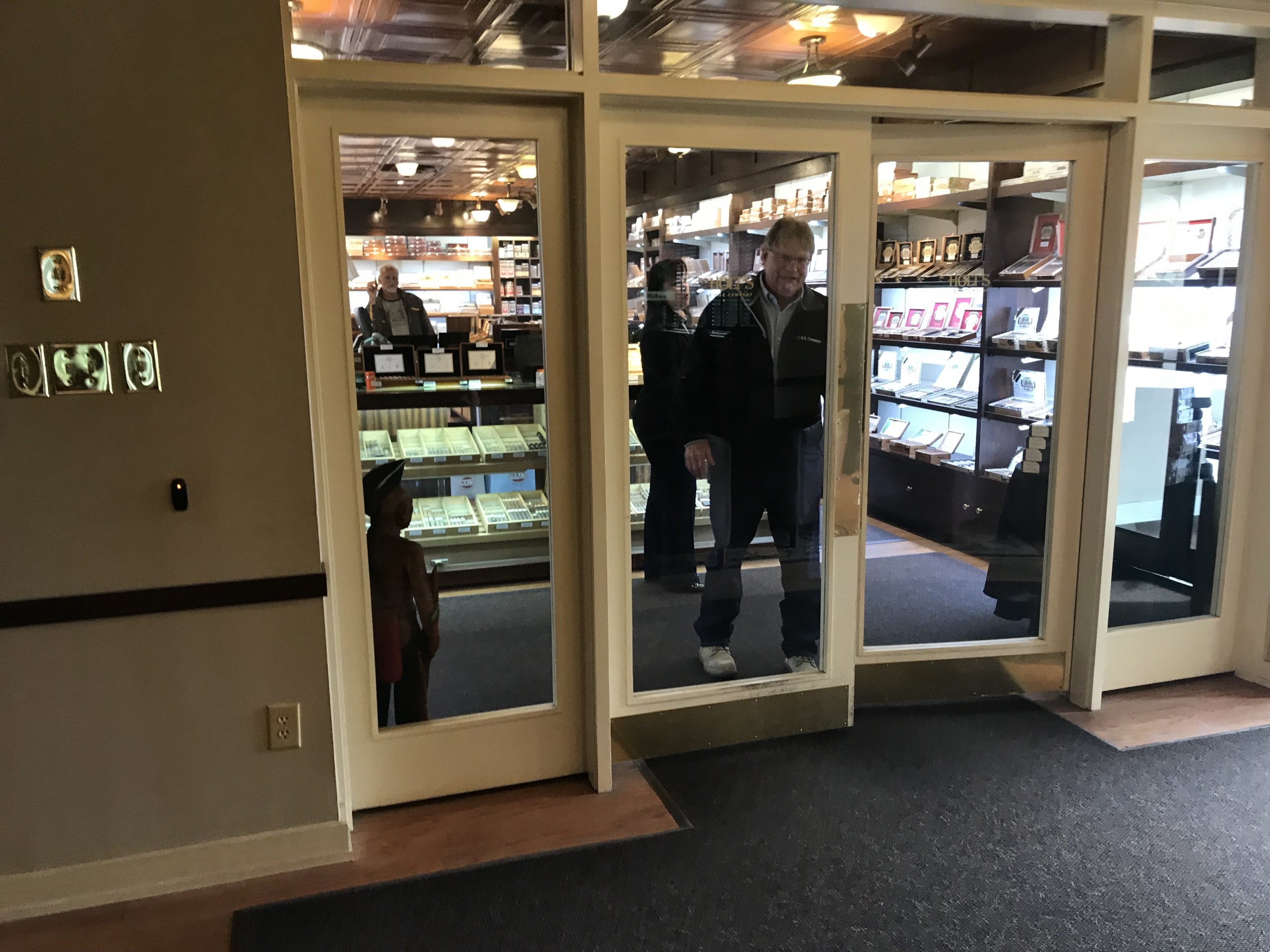 Holt’s Cigar Bar | All Systems Av
